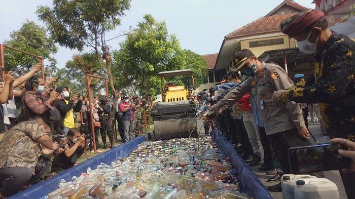 Ribuan Botol Miras Hasil Sitaan di Solo Dimusnahkan, Mulai dari Ciu ...