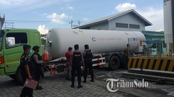 Polisi Kawal Distribusi 11,7 Ton Liquid Oksigen di Rumah Sakit Solo dan ...