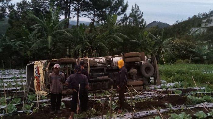 Kecelakaan Dini Hari di Jenawi Karanganyar, Truk Tangki Terguling ... Kecelakaan Dini Hari di Jenawi Karanganyar, Truk Tangki Terguling ...