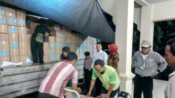 Surat suara DPR RI dan DPRD Provinsi Tiba di Gudang KPU Sukohajo ...