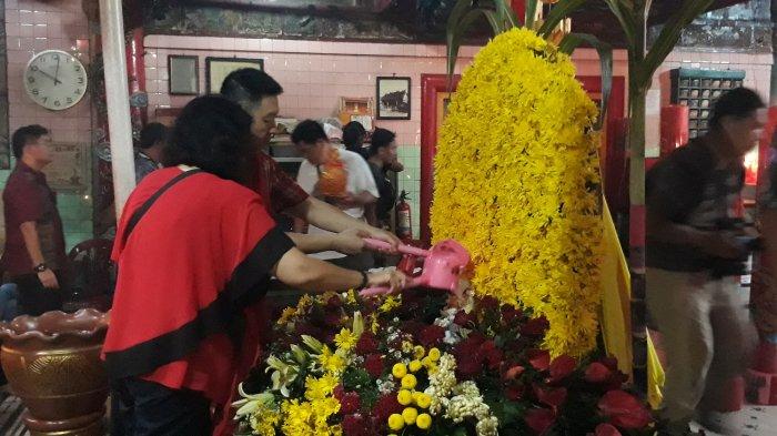 Puluhan Umat Konghucu Solo Gelar Ritual Mandi Buddha di Klenteng Tien ...