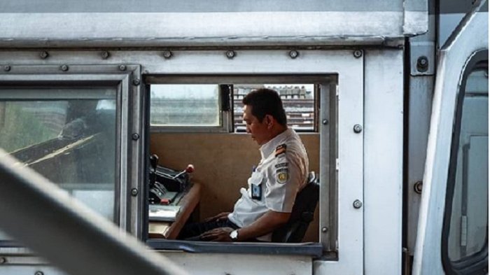 Viral, Foto Masinis Sempatkan Beribadah Sebelum Kereta Berangkat dari ...