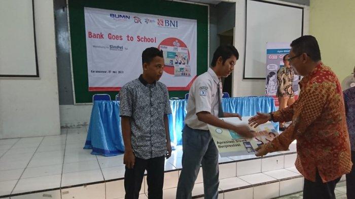Terima Tabungan BNI SimPel, Siswa SMA di Karanganyar Didorong untuk ...