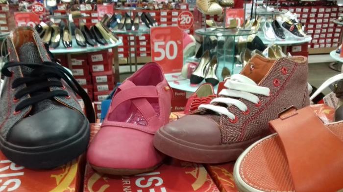 Sepatu dan Sandal Merek Triset yang Dijual di Matahari Hartono Mall ...