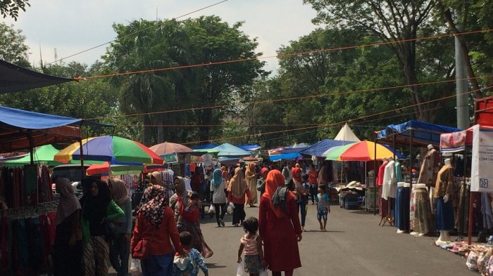 Cuma Modal Rp 5 Ribu, Kamu Bisa Belanja Pakaian di Pasar Sabtu Alun ...