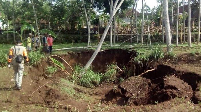 Tanah di Manyaran Wonogiri Tiba-tiba Amblas, Membentuk Jurang Sedalam ...