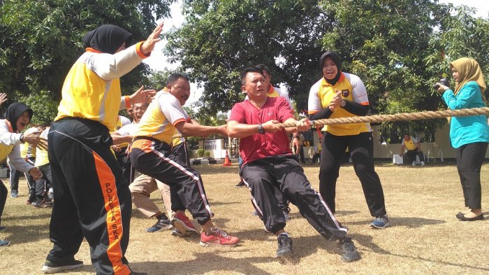 Aturan Lomba Tarik Tambang dan Caranya, Ada Trik Supaya Menang Mudah - Tribunsolo.com