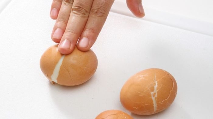 5 Cara Mudah Mengupas Telur Rebus - Tribunsolo.com