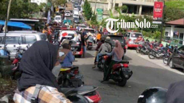 Penyebab Warga Berkerumun di Jembatan Ombang Tawangmangu : Temukan ...