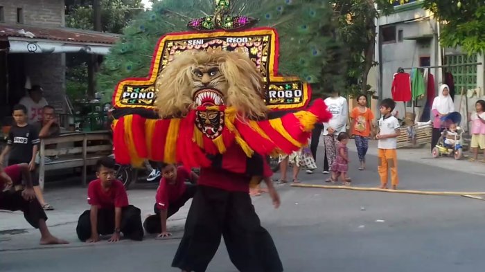 Belajar di Reog Singo Barong Yoga, Latihan Angkat Barong Butuhkan Waktu ...