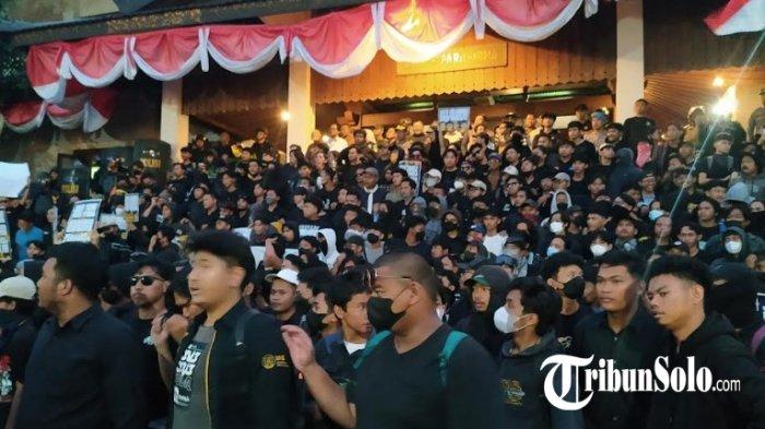 Demo Mahasiswa Solo Jilid 2 di Depan Kantor DPRD, Massa Sempat Padati Halaman Gedung Paripurna ...