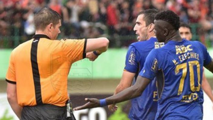 Intimidasi Wasit, Vujovic Dihukum Lima Pertandingan dan Denda Rp 30 ...