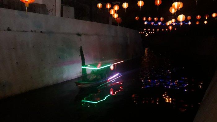 Menikmati Semarak Imlek Malam Hari di Kali Pepe, Perahu Nelayan Didatangkan dari Waduk Cengklik ...