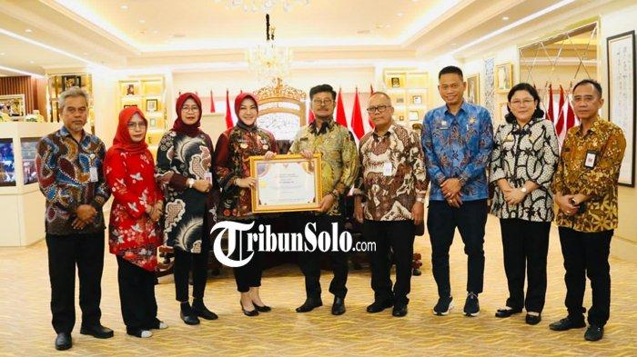 Bangga! Bupati Sri Mulyani Raih Penghargaan Adhikarya Pratama Pembangunan Pertanian - Tribunsolo.com