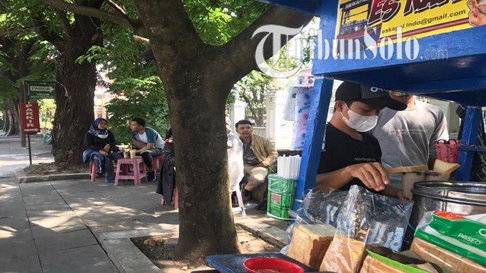 Kisah Kakek Wakiman, Puluhan Tahun Tekun Jual Es Kapal di Solo, Bisa ...