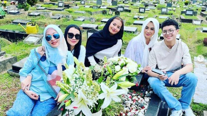 Potret Akrab Reza Artamevia dan Angelina Sondakh, Kompak Ziarah Bareng ke Makam Adjie Massaid ...