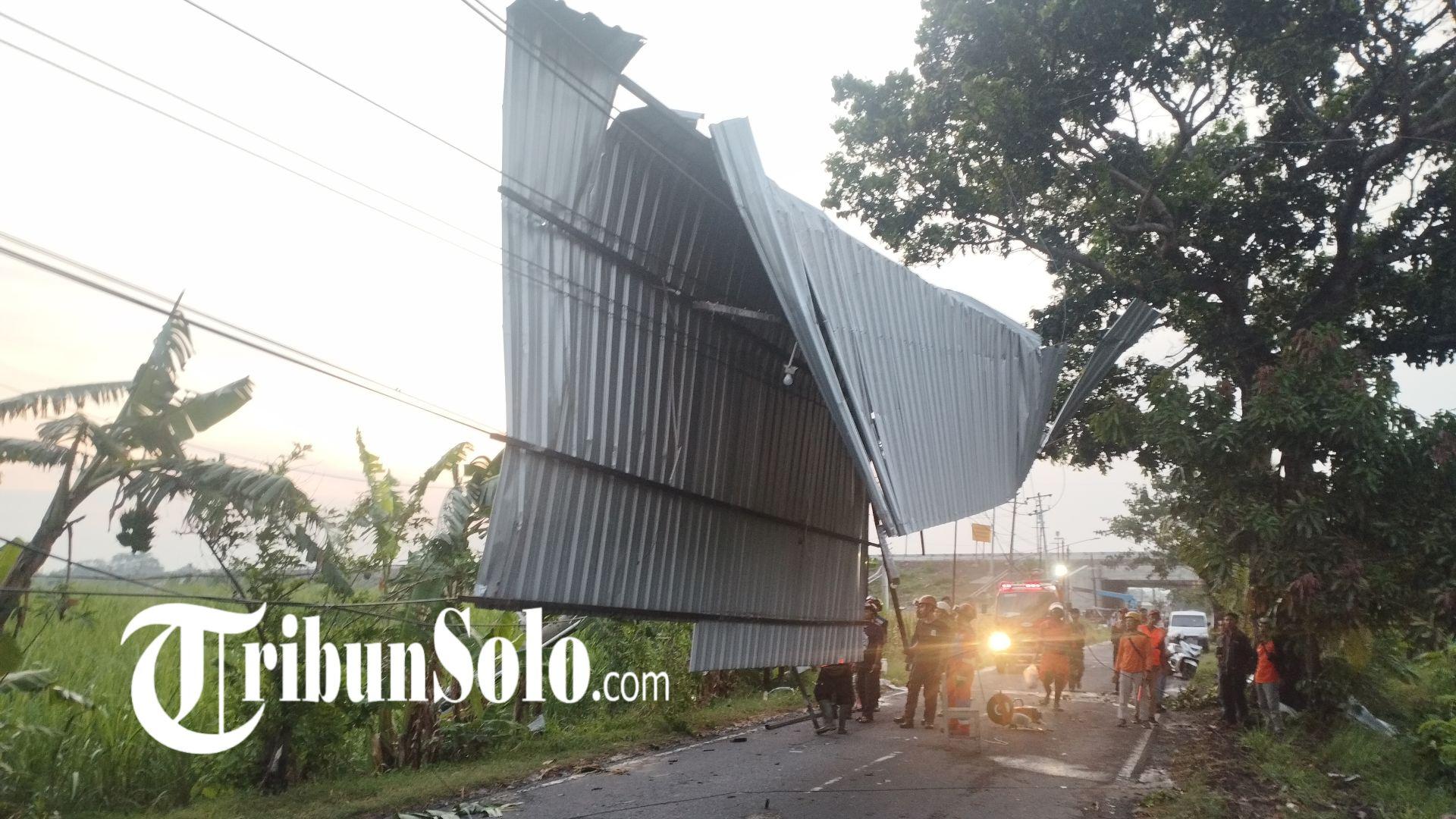 Atap Rumah Warga Karanganom Klaten Terbang Kena Angin, Tersangkut di Tiang Listrik - Tribunsolo.com