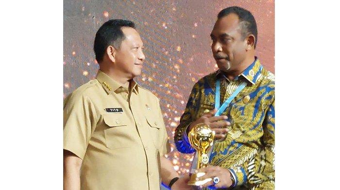 Raja Ampat Raih UHC Award 2023, Bupati Umlati: Harus Dibarengi ...
