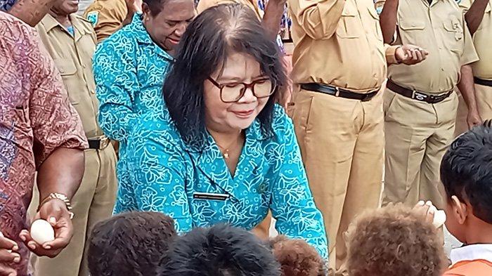 Bernhard E Rondonuwu Bagi-bagi 1000 Telur Rebus - Tribunsorong.com