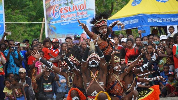 Massa Tumpah Ruah Nonton Pembukaan Festival Budaya Munara Beba Byak ...