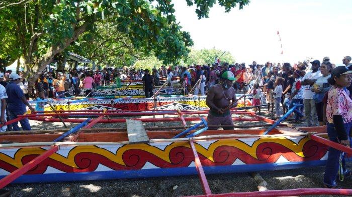 Lomba Perahu Festival Munara Beba Diisi Pedayung Berpakaian Khas Papua ...