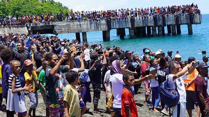 Tumpah Ruah Penonton Lomba Dayung 6 Keret Byak Karon Tambrauw, Ada yang ...