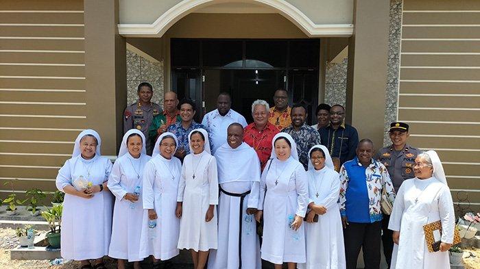 Uskup Manokwari-Sorong Hilarius Datus Lega Resmikan Gedung Biara Suster ...