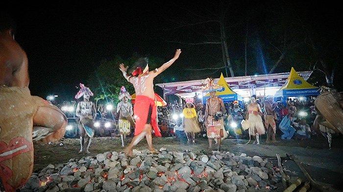 Jalan di Atas Batu Panas, Tradisi Ekstrem Byak Karon Tambrauw Papua ...