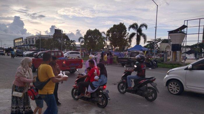Aimas Hotel and Convention Centre Berbagi Takjil di Alun-alun Aimas ...