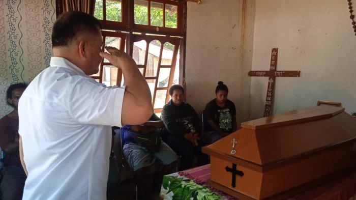 Melayat ke Rumah Duka, Bernhard Sebut Sosok Ini Berjasa Bagi Maybrat ...