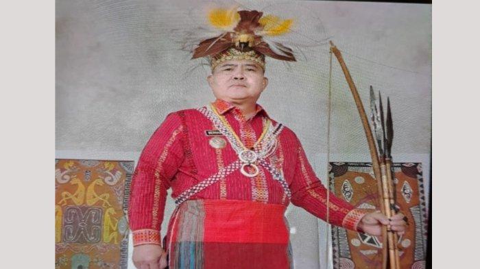 Upacara Hardiknas di Maybrat, Pj Bupati Bernhard E Rondonuwu Kenakan ...