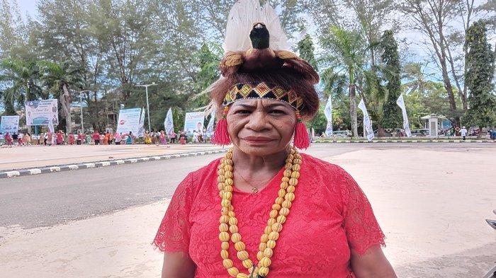 30 Tahun Jadi Guru, Dorkas Maniburi Minta Pemerintah Perhatikan Nasib ... 30 Tahun Jadi Guru, Dorkas Maniburi Minta Pemerintah Perhatikan Nasib ...