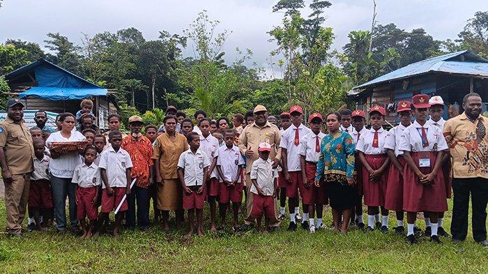 Perdana, Sembilan Siswa SDN Yaboh Maybrat Ikut Ujian Nasional - Tribunsorong.com