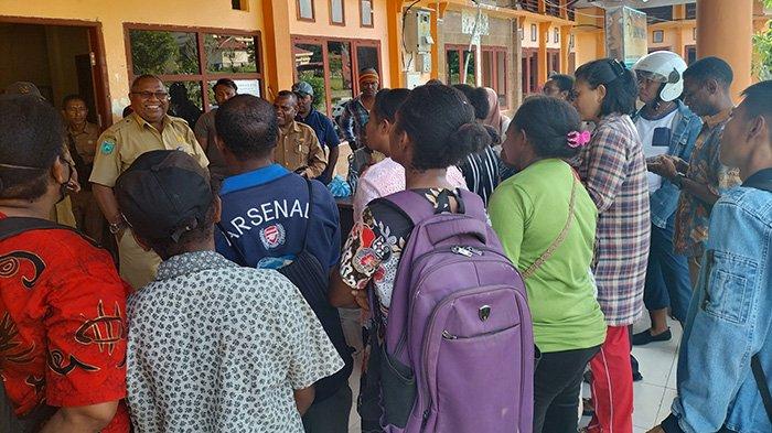 Disambut Senyum Kadisdik, Puluhan Guru Honorer Sorong Selatan Geruduk ... Disambut Senyum Kadisdik, Puluhan Guru Honorer Sorong Selatan Geruduk ...