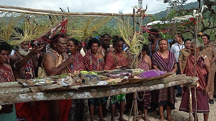 Pembukaan Festival Egek I Malaumkarta Sorong Diawali Prosesi Adat, Simak Foto-fotonya ...