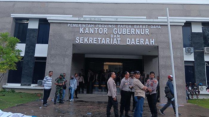 Ratusan Polisi Amankan Kantor Gubernur Papua Barat Daya - Tribunsorong.com