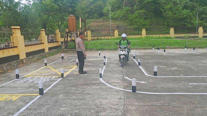 Satlantas Polres Raja Ampat Terapkan Pola Baru Uji Praktik Pembuatan ... Satlantas Polres Raja Ampat Terapkan Pola Baru Uji Praktik Pembuatan ...
