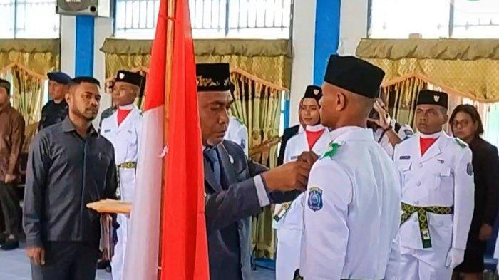 Penuh Hikmat, Bupati Raja Ampat Abdul Faris Umlati Kukuhkan Paskibraka ...