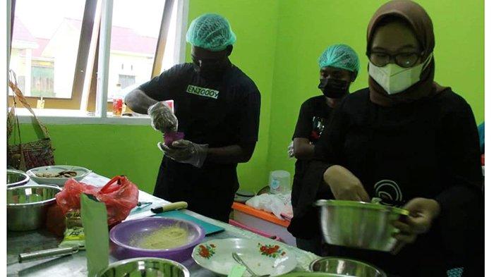 Sinagi Papua, UMKM Kabupaten Sorong Produksi Teh Moi dan Aneka Camilan ...