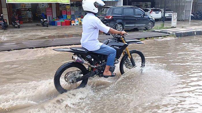 Jika Motor Anda Terendam Banjir, Jangan Coba Menyalakan Mesin, Ini Alasannya - Tribunsorong.com