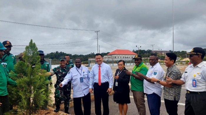 Tanam Pohon Di Sekitar Kantor Bupati Maybrat Bernhard Ajak Jaga