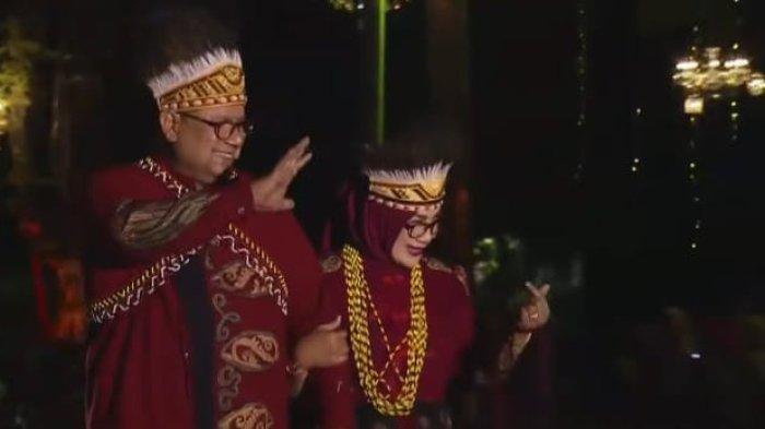 Pakai Topi Mahkota Papua, Mohammad Musa'ad dan Istri Tampil Memukau di ...