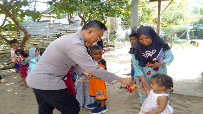 Inspiratif! Kapolsek Seget Bagikan 100 Buku ke Anak-anak TK, 'Terus ...