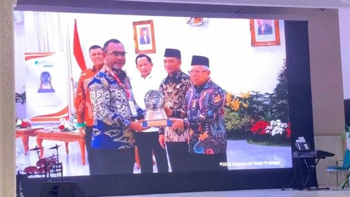 LUAR BIASA! Wapres Ma'ruf Amin, Serahkan Penghargaan Paritrana Award 2023 kepada Bupati Raja ...