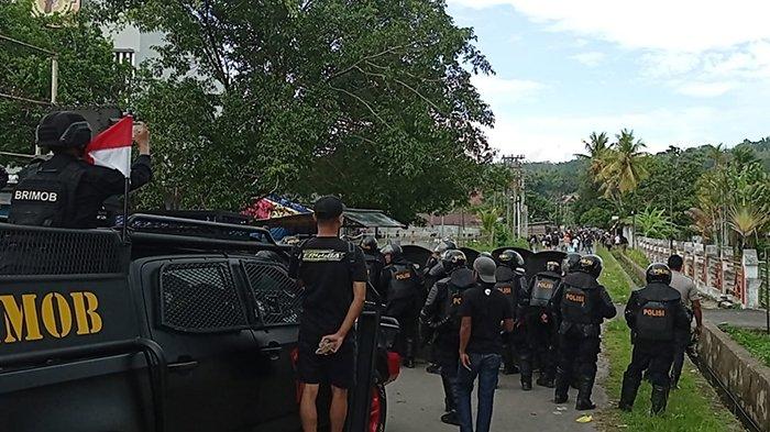 Unjuk Rasa Peringatan Merdeka West Papua Ricuh, Polisi Tembakkan Gas ...