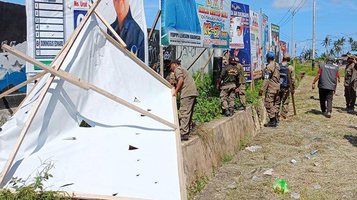 Aparat Satpol PP dan Bawaslu Tertibkan APK di Jalan Protokol Kota Sorong - Tribunsorong.com