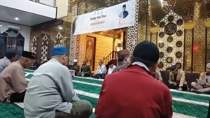 Jemaah Masjid Al-Azhar Sorong Sambut Tahun Baru 2024 lewat Zikir dan Doa - Tribunsorong.com