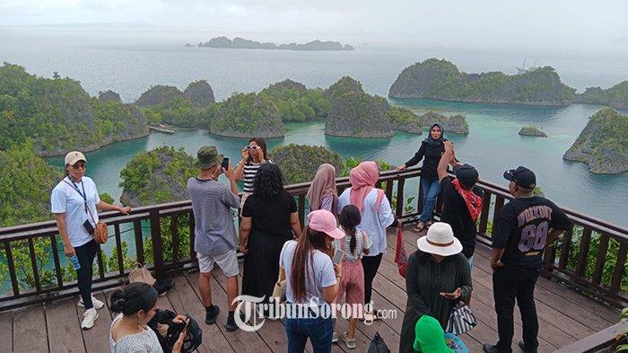 Penjaga Geosite Piaynemo Sebut Jumlah Wisatawan Meningkat, Perhari ...