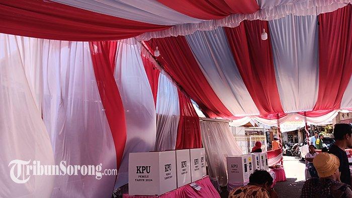 Dekorasi Nuansa Merah Putih di TPS 17 Remu Utara, Mulai dari Plafon ...