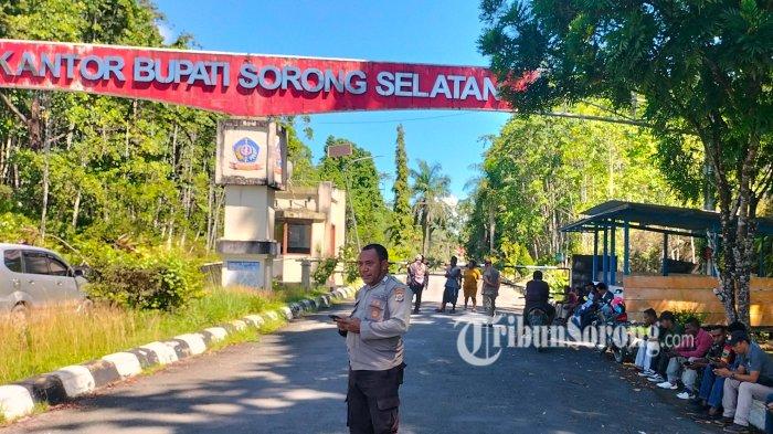 Ini Penyebab Pintu Masuk Kantor Bupati Sorsel Dipalang, DAP Wilayah III ...